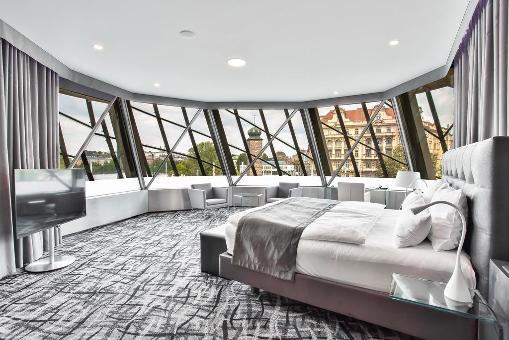 ダンシングハウスは中世の街プラハで異彩を放つ、近未来的建築物でした！ | Nicolenaworld【ニコレナワールド】